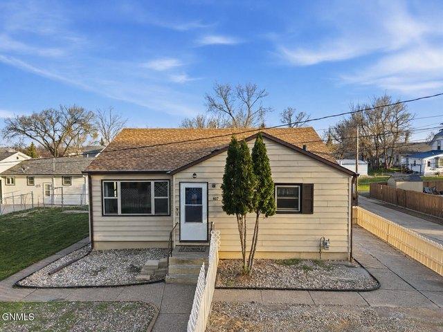 407 3rd St NE, Mandan, ND 58554
