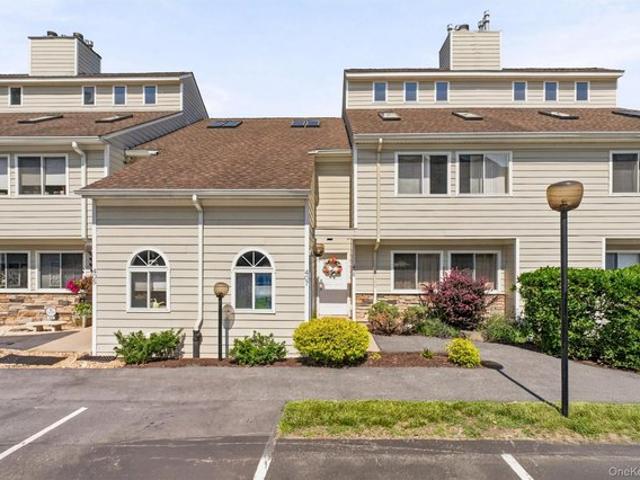 407 Crystal Hill Ln, Poughkeepsie, NY 12603