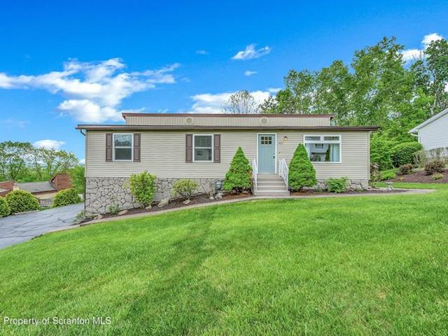 407 Kingsley Blvd, Blakely, PA 18452