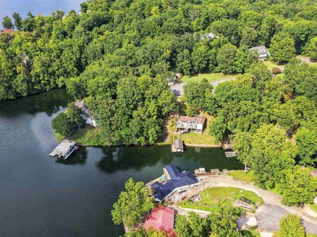 407 Lakeside Cr