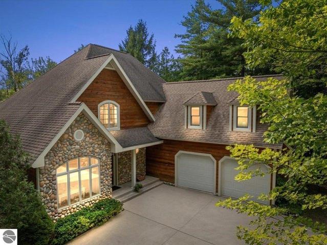 407 N Twin Pines Dr, Lake Leelanau, MI 49653