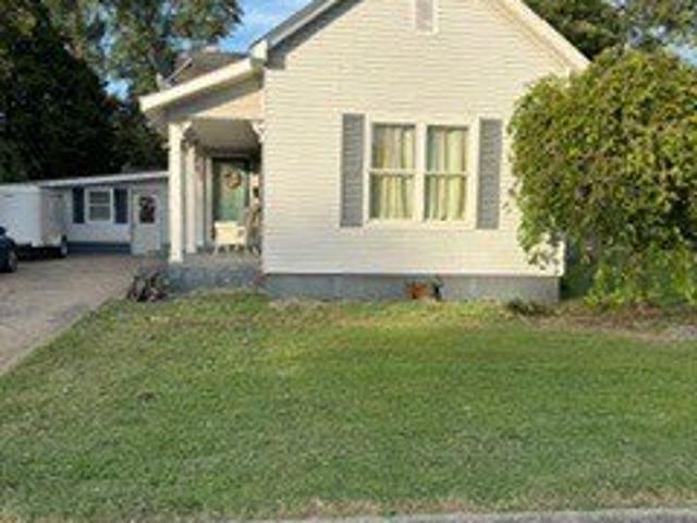 407 S Walnut St, Carmi, IL 62821