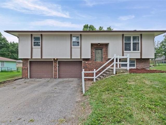 407 Sellers Pl, Lathrop, MO 64465