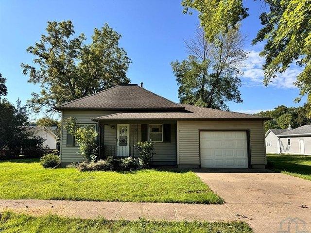 407 W 5th St, Sanborn, IA 51248
