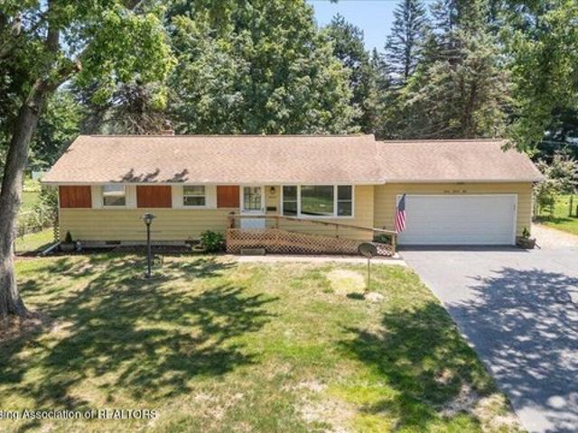 4089 N Pine Dell Dr, Lansing, MI 48911