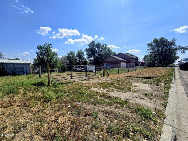 408 4th St NW, Watford City, ND 58854