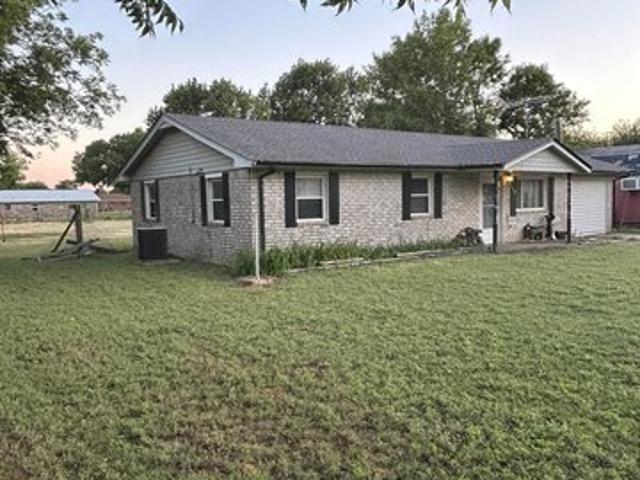 408 Cedar St, Hennessey, OK 73742