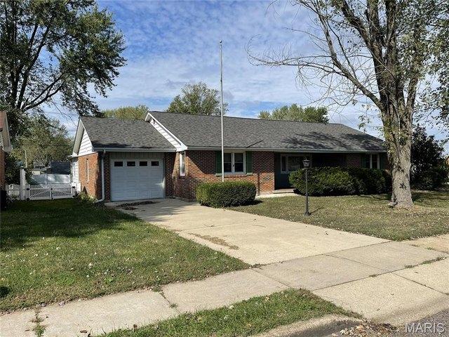 408 Crestview St, Cuba, MO 65453