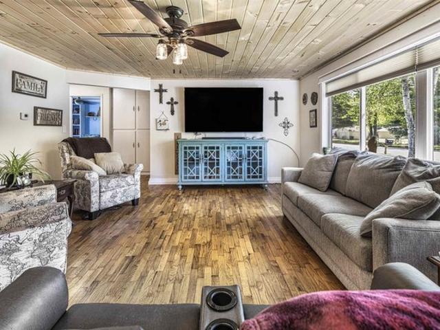408 Beech St, Houghton Lake, MI 48629
