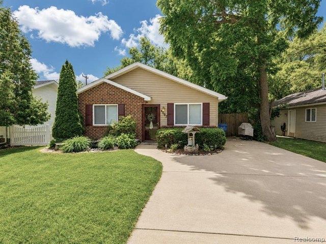 4097 Chenlot Ln, Waterford Township, MI 48328