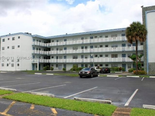4090 NW 42nd Ave Apt 304, Lauderdale Lakes, FL 33319