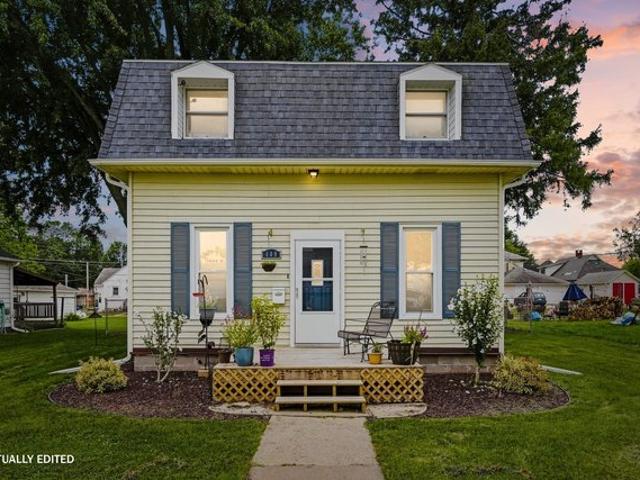 409 9th St, DeWitt, IA 52742