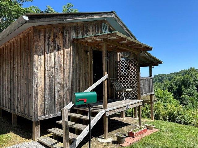 409 Coalpit Branch Dr, Coeburn, VA 24320