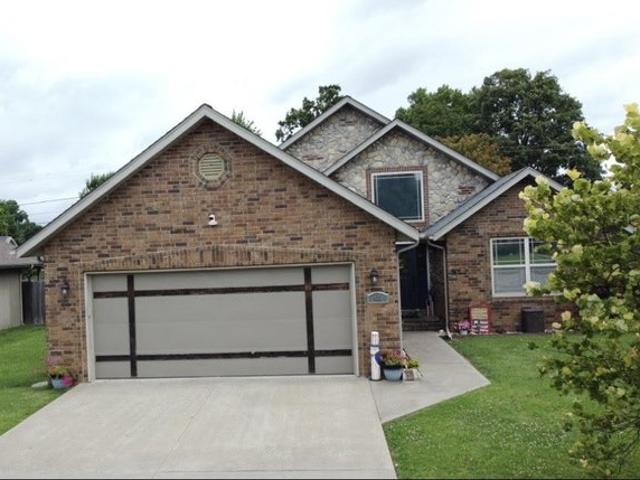 409 Brittany Ct, Aurora, MO 65605
