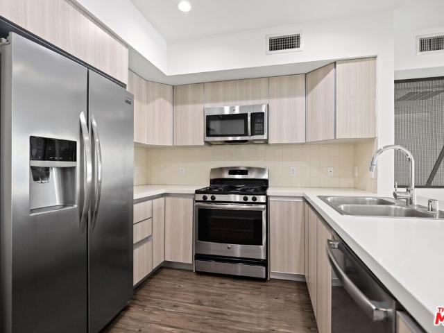 409 N Hayworth Ave, Unit 201, Los Angeles, CA 90048 | Compass