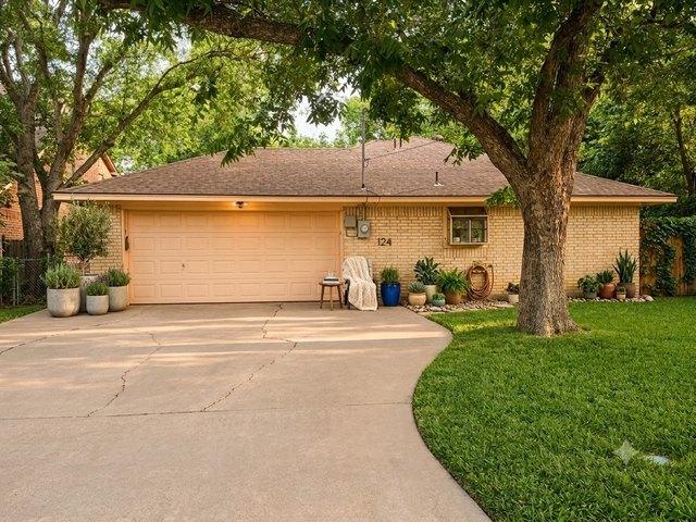 409 NE 29th St, Grand Prairie, TX 75050