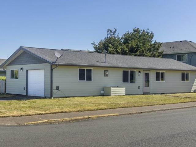 409 NE 4th St, Newport, OR 97365
