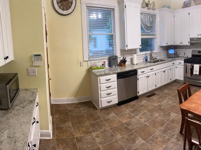 409 W LEE Street W