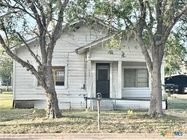 409 W Morris St, Yoakum, TX 77995