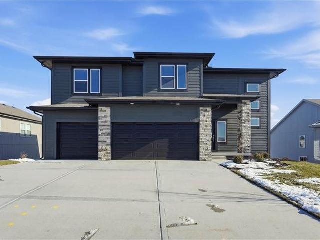 409 Woodview Dr, Raymore, MO 64083