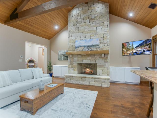 409 Venture Blvd S