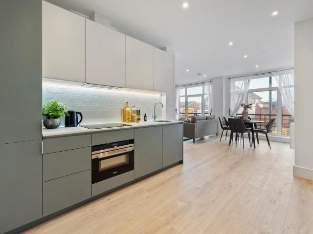 40 48 Pyrcroft Road Chertsey KT16 1 bed apartment to rent £1,425 pcm £329 pw