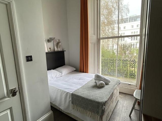 40 09 Studio Flat, Leinster Square, W2