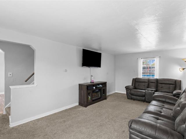 40 Tanager Dr