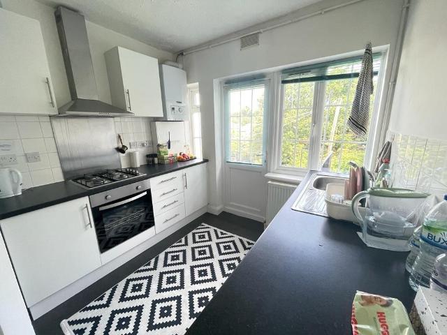 40 Torrington Park, London N12 2 bed flat to rent £1,950 pcm £450 pw