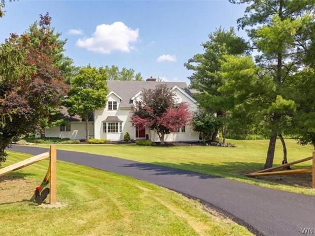 40 W Gate Dr, East Aurora, NY 14052
