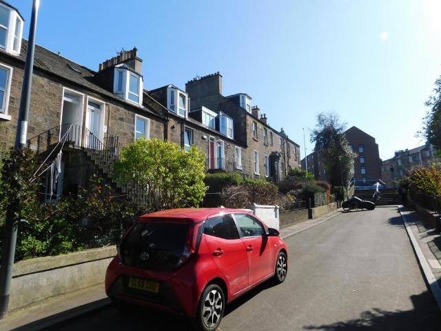 40, Waverley Place, Edinburgh, EH7 5SA 3 bed duplex to rent £1,800 pcm £415 pw