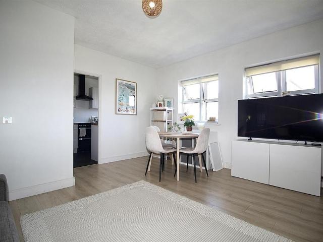 40 Windmill Hill, Enfield 2 bed flat to rent £1,800 pcm £415 pw