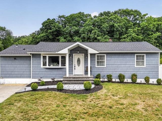 40 Woodside Dr, Howell, NJ 07731