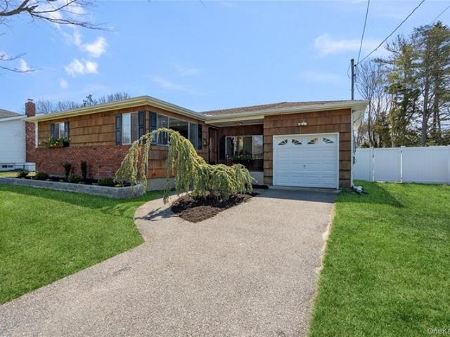 40 Bartley Ln, West Sayville, NY 11796