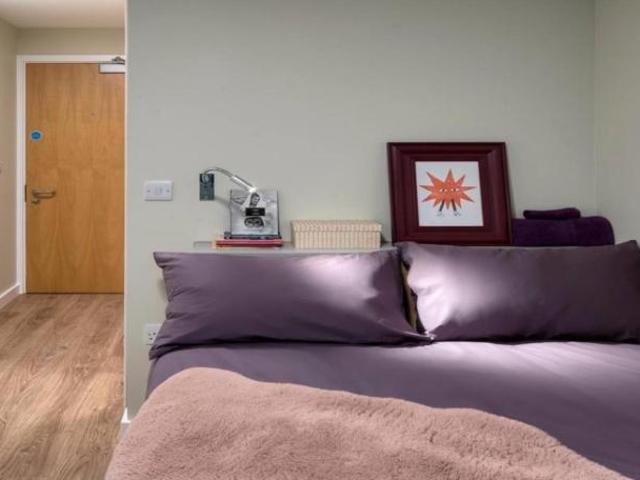 40 Bedroom Shared Living/roommate London London LS90560529