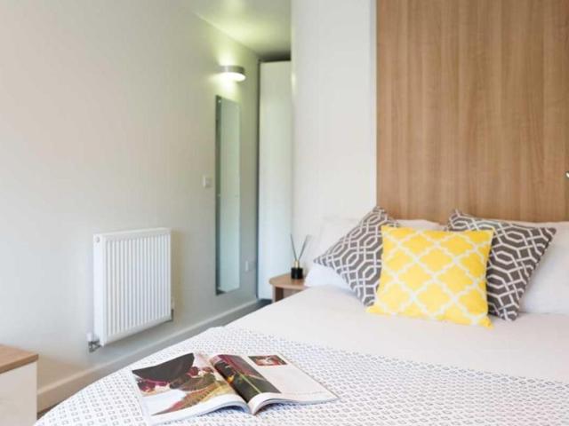 40 Bedroom Shared Living/roommate London London LS90560530