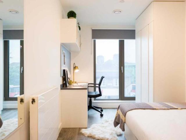 40 Bedroom Shared Living/roommate London London LS90560533