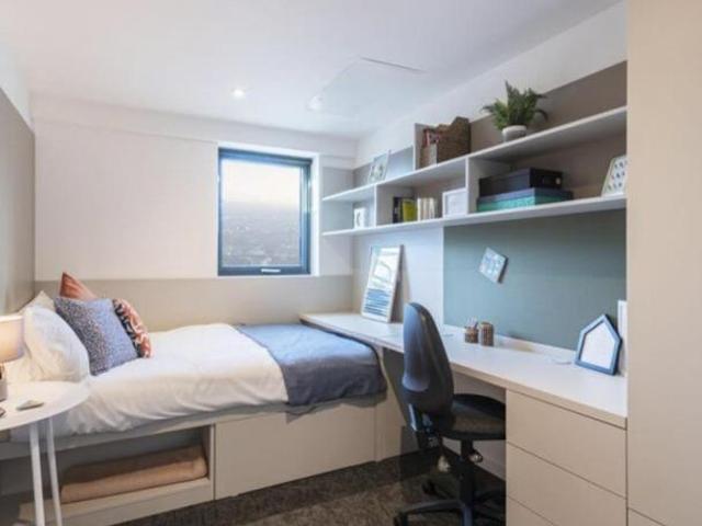 40 Bedroom Shared Living/roommate London London LS90560536