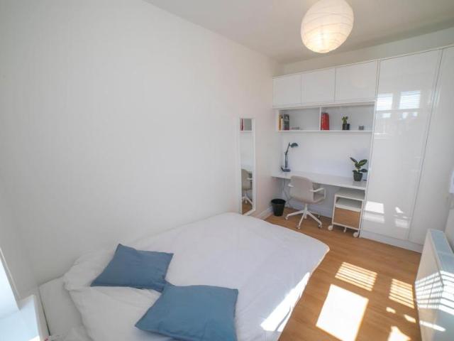40 Bedroom Shared Living/roommate London London LS90560076