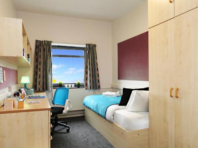 40 Bedroom Shared Living/roommate London London LS90560078