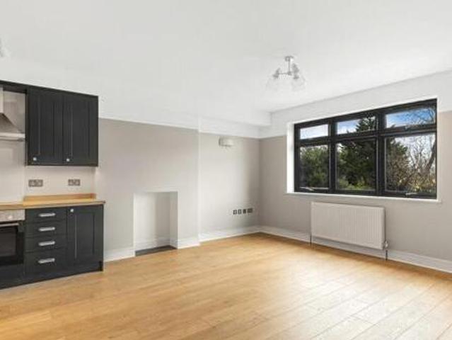 40 Broomfield Lane, Waterford House, Palmers Green, 2 Bedroom Flat