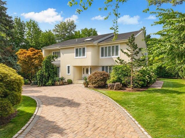 40 Bristol Dr, Manhasset, NY 11030