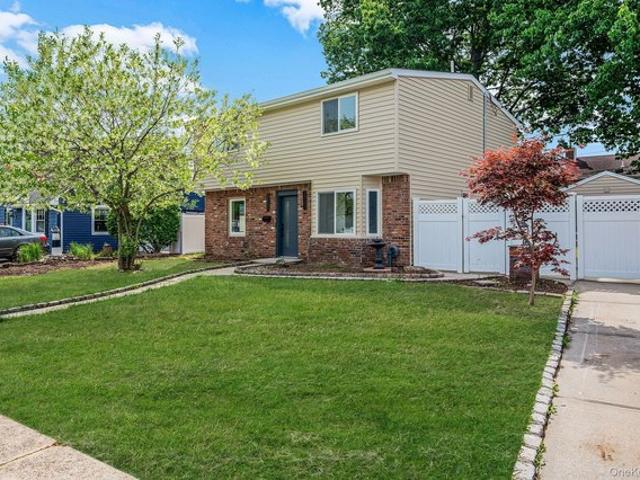 40 Buttercup Ln, Levittown, NY 11756