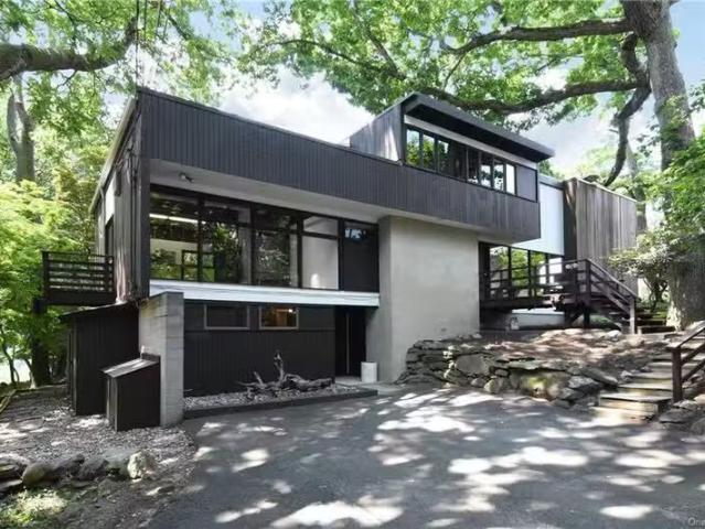 40 COTTONTAIL LN, IRVINGTON, NY 10533 Single Family Residence.