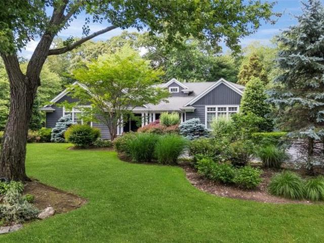 40 Coves Run, Syosset, NY 11791