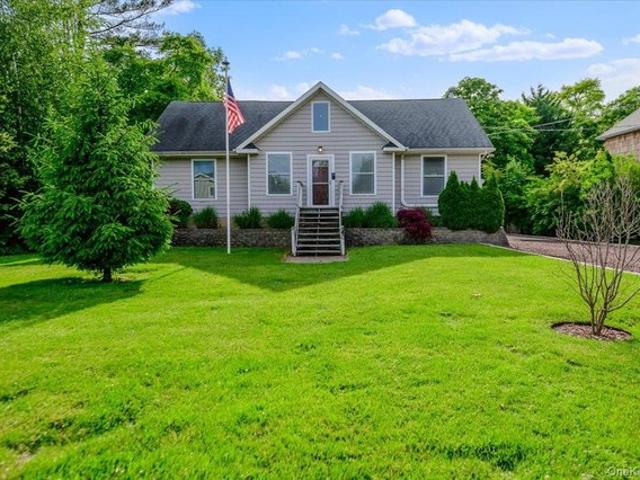 40 Deforest Ave, West Islip, NY 11795