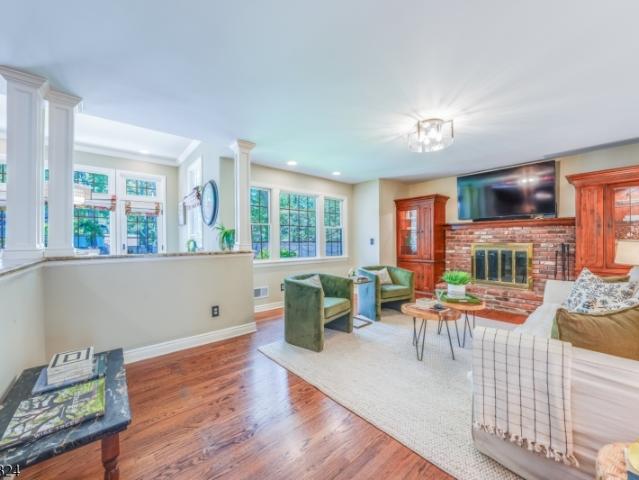 40 Delwick Ln