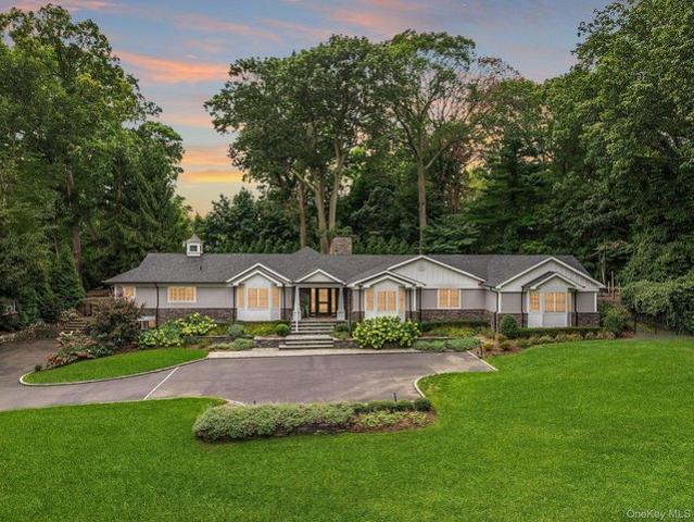 40 Dogwood Ln, Sands Point, NY 11050