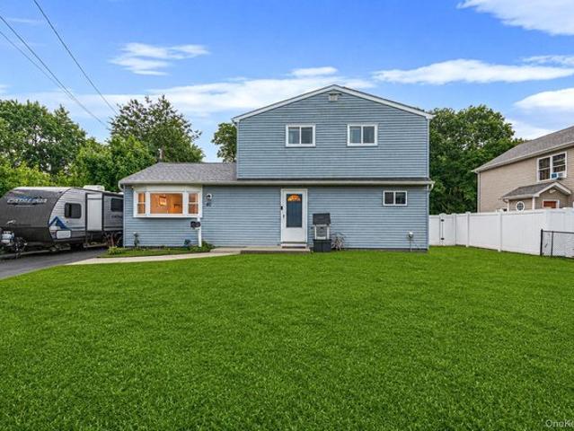 40 E Oakdale St, Bay Shore, NY 11706