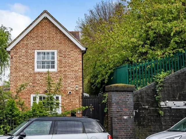 40 Erconwald Street, London, W12 0BS, United Kingdom | 2 bed house for rent #167587320 | Rentberry